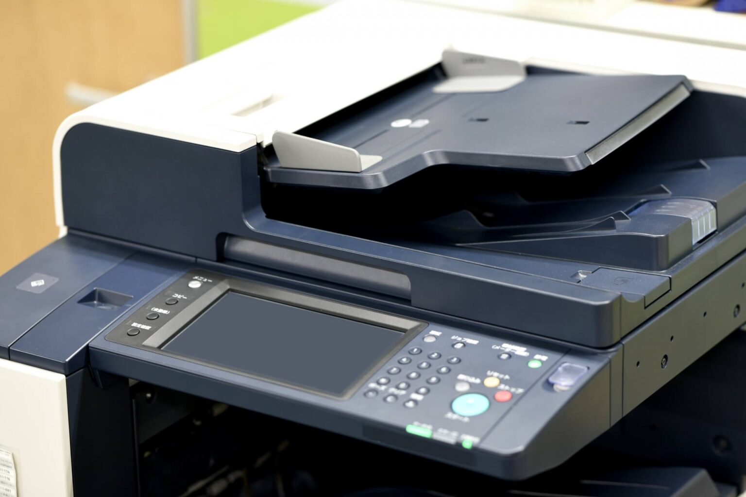 コピー機のADF（自動原稿送り装置機）とは？メリットと導入時のポイントを解説